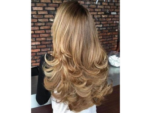 51 Best Layered Haircuts For Women – 2022 Guide! | Fabbon